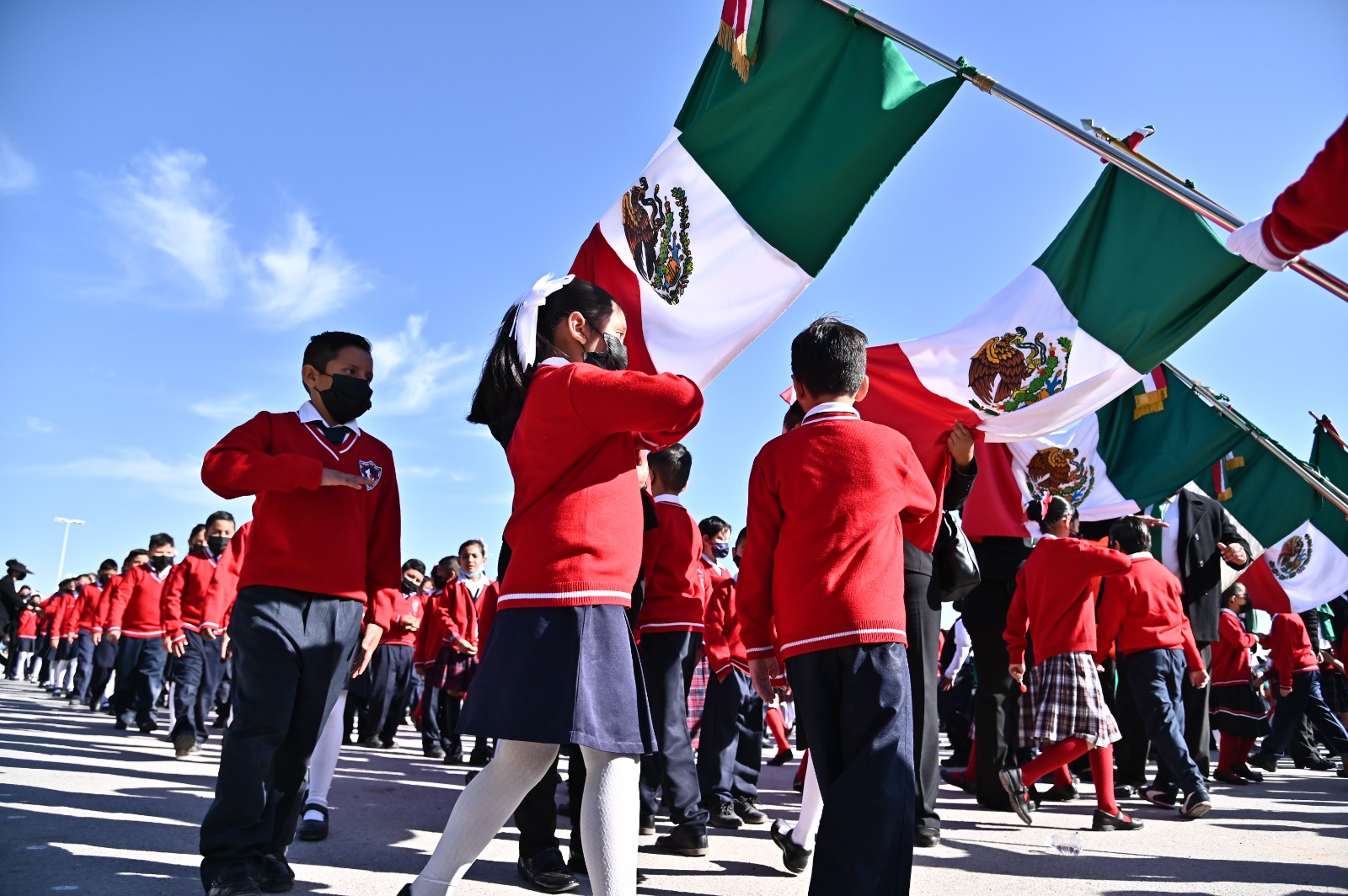 ¡OH SANTA BANDERA! ALUMNOS DE TERCER GRADO HACEN JURAMENTO A LA BANDERA - El Candidato MX