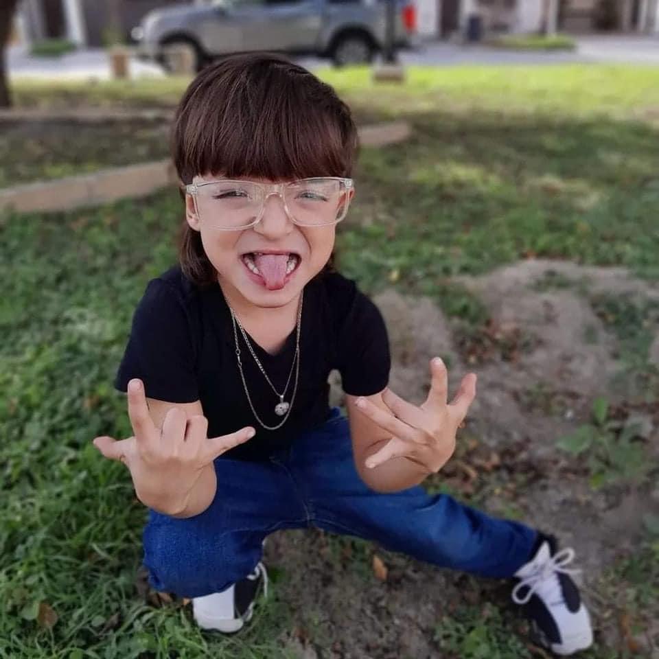 MINI PESO PLUMA, BENITO DOBLE P CAUSA FUROR EN LAS REDES SOCIALES POR ...