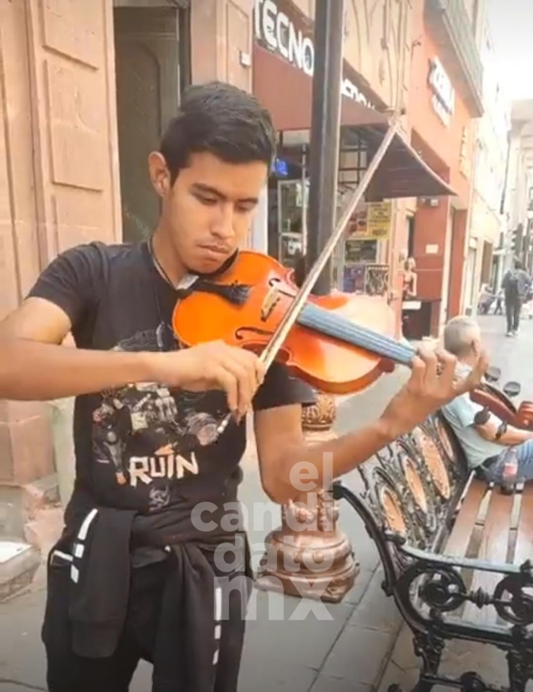 CONOCE A JONATHAN, ARTISTA LOCAL QUE CANTA ROCK EN ESPAÑOL Y TOCA EL ...